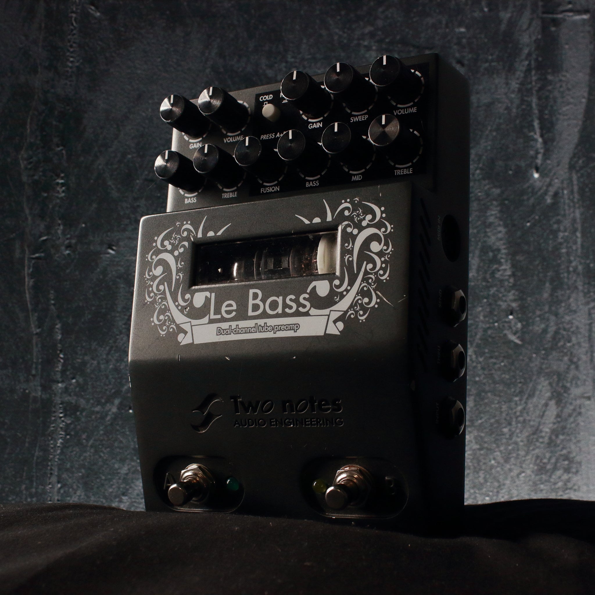 Two Notes Le Bass Preamp Pedal – Topshelf Instruments