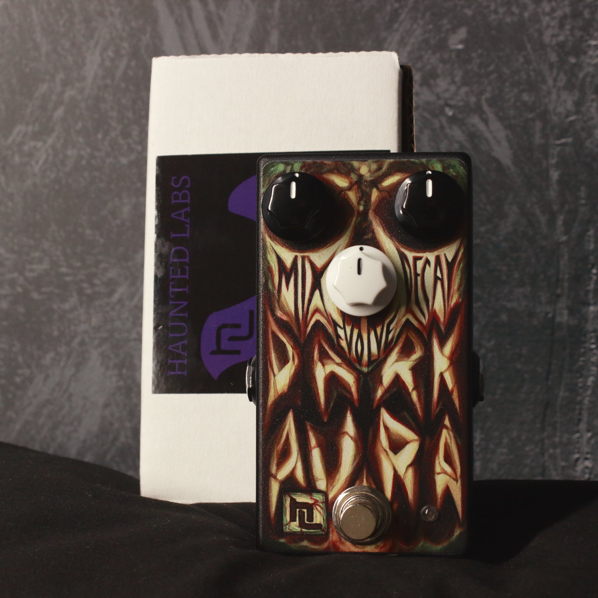 Haunted Labs Dark Aura Modulated Reverb Pedal – Topshelf Instruments