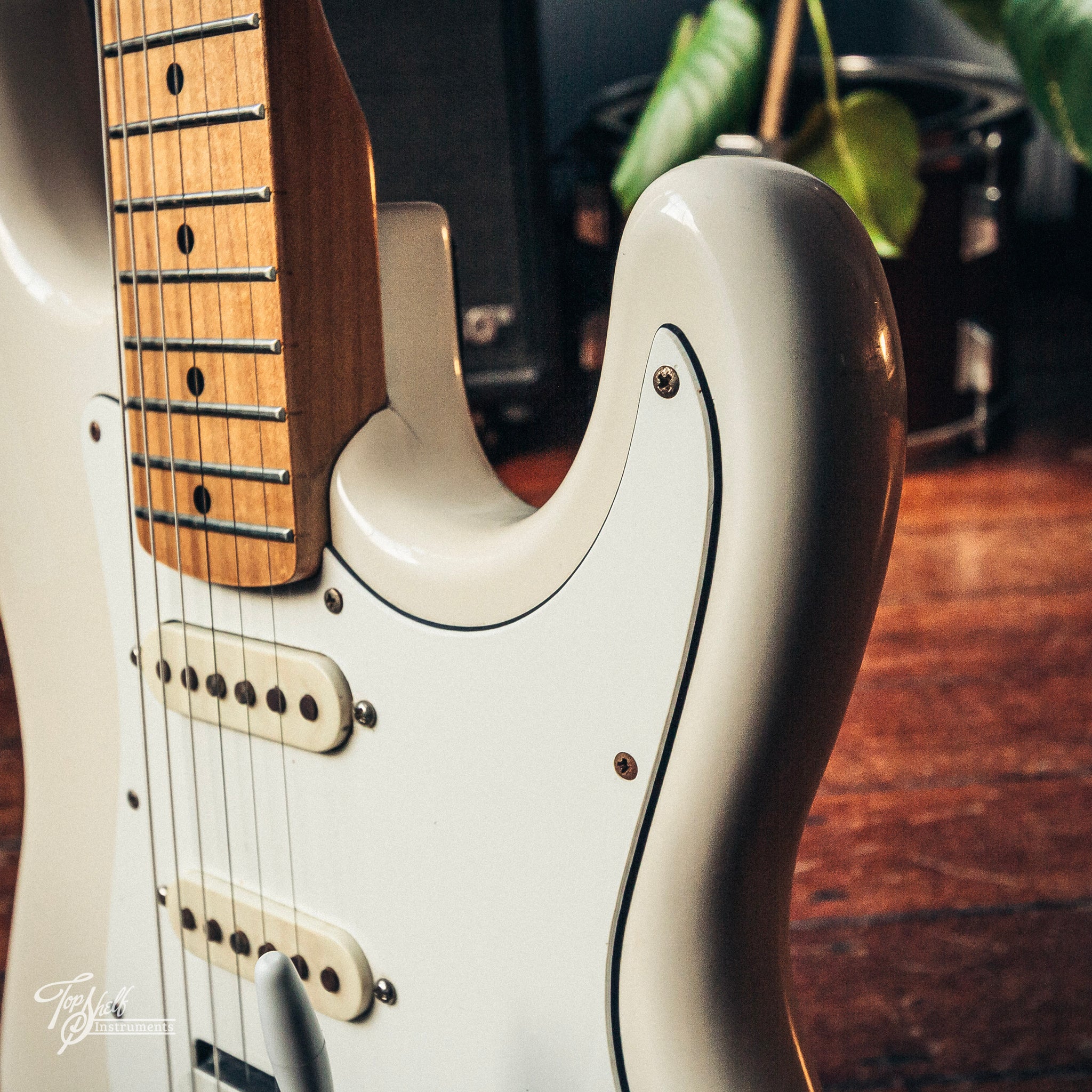 Daion Superstrat-Style White 1988 – Topshelf Instruments