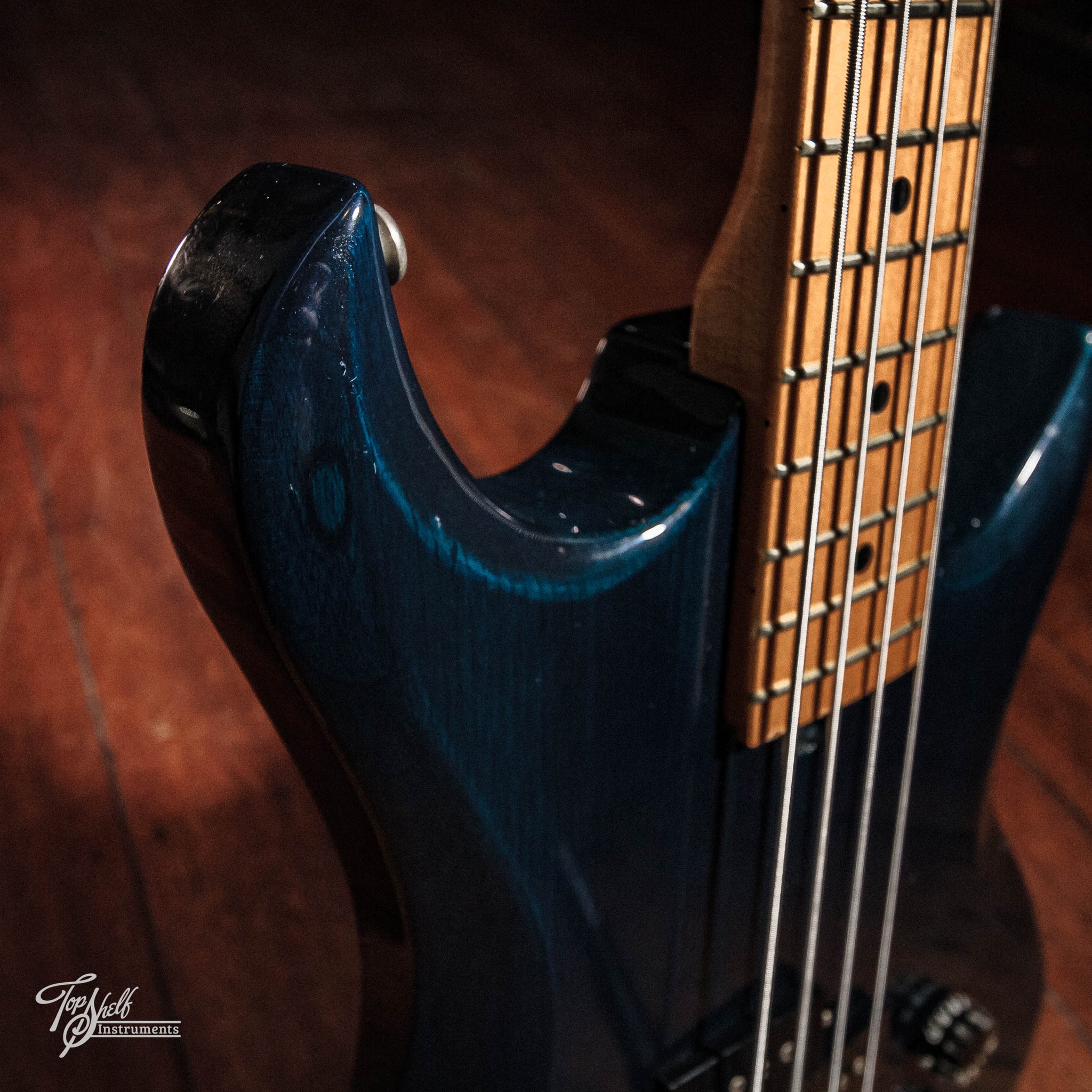 Vantage AV-325B Avenger Bass Transparent Blue 1981 – Topshelf Instruments