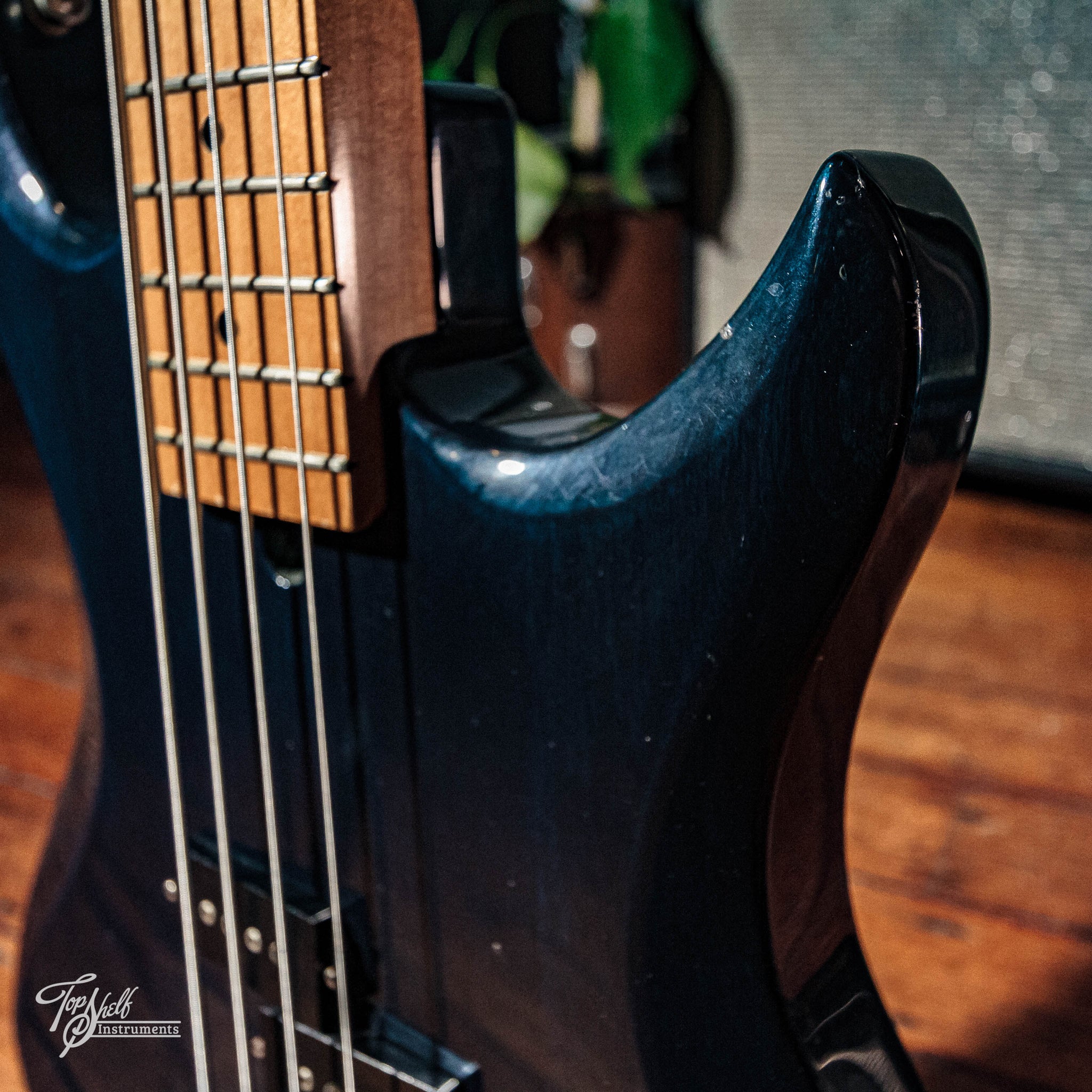 Vantage AV-325B Avenger Bass Transparent Blue 1981 – Topshelf Instruments