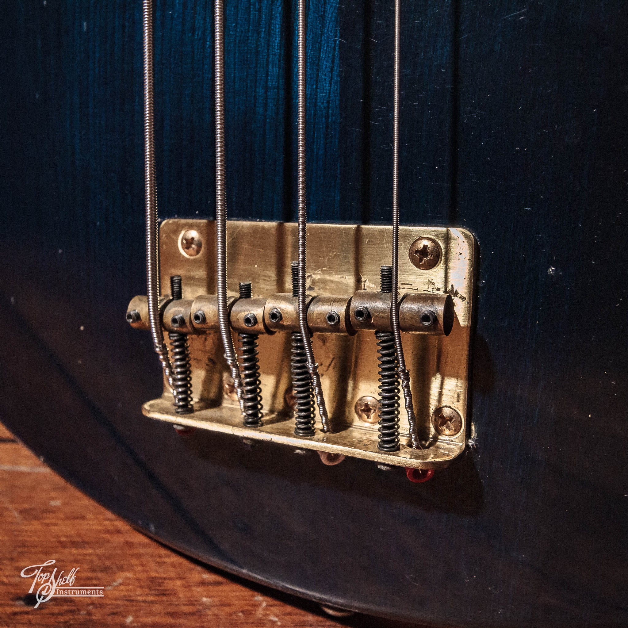 Vantage AV-325B Avenger Bass Transparent Blue 1981 – Topshelf Instruments