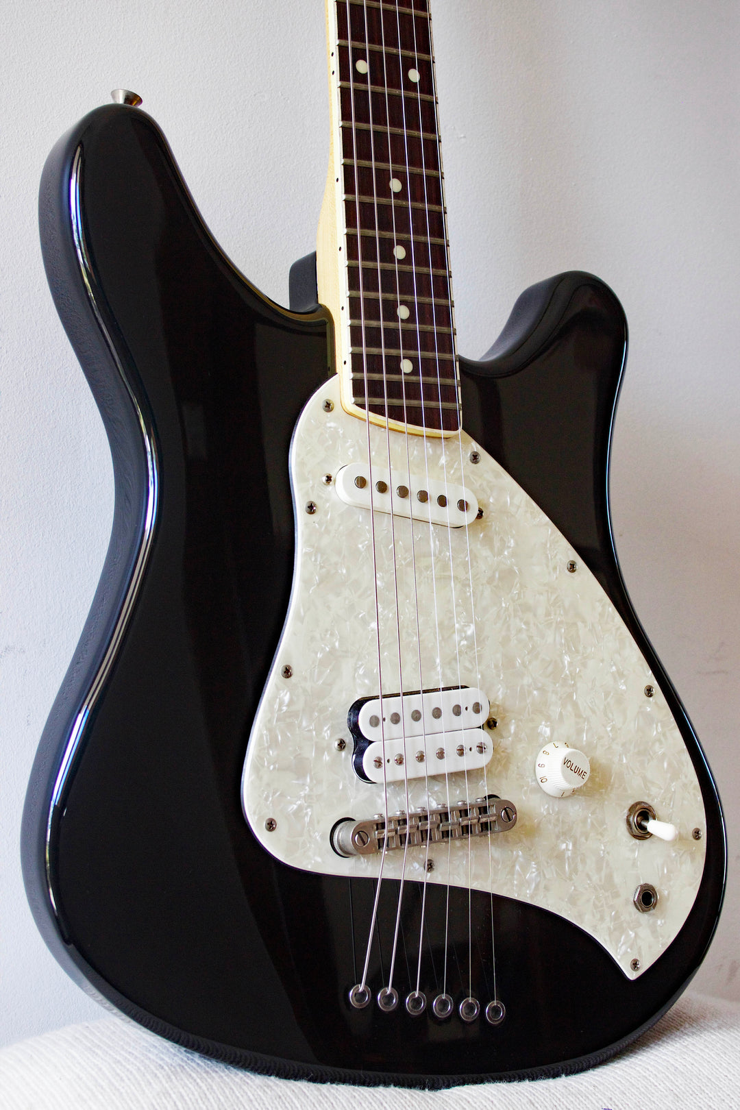 Squier Vista Series Venus Black MIJ 1997 – Topshelf Instruments