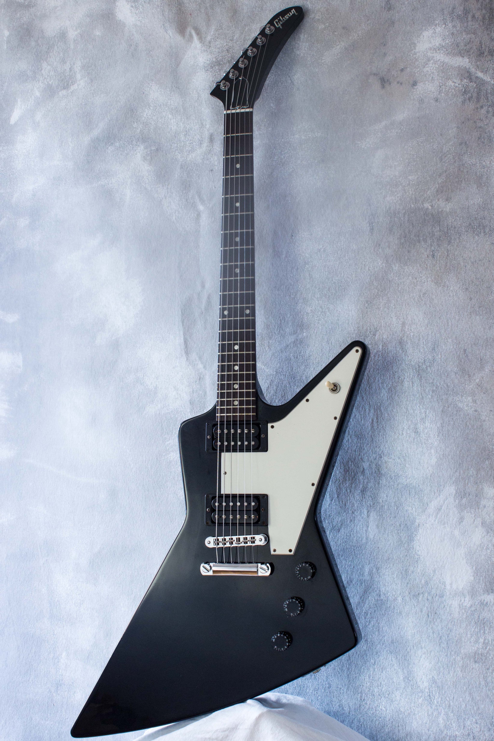 Gibson '76 Explorer Ebony 2008 – Topshelf Instruments